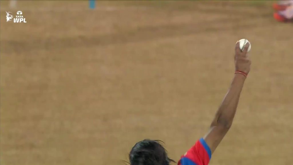 4,4,6! Sophie Devine shows intent