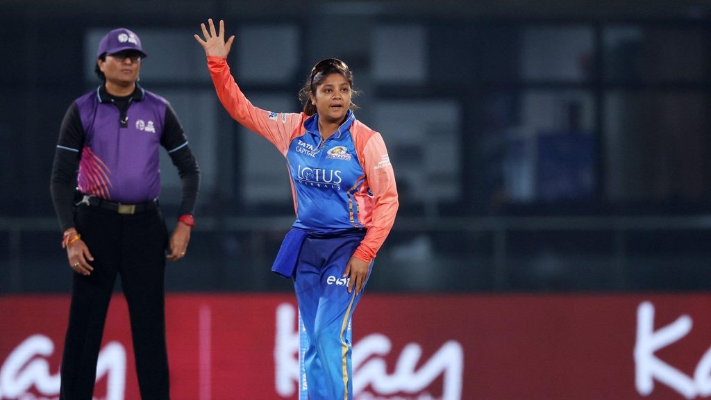 6 & OUT! Ishaque wins the battle against Navgire