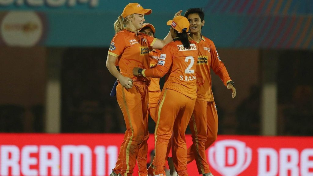 WOW: Kim Garth's sharp catch to get Amelia Kerr